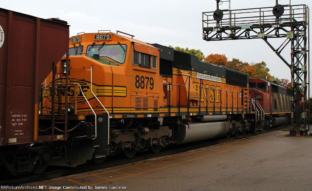 BNSF 8879